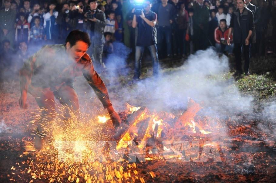 Độc đáo lễ hội Nhảy lửa của người Pà Thẻn - Photo