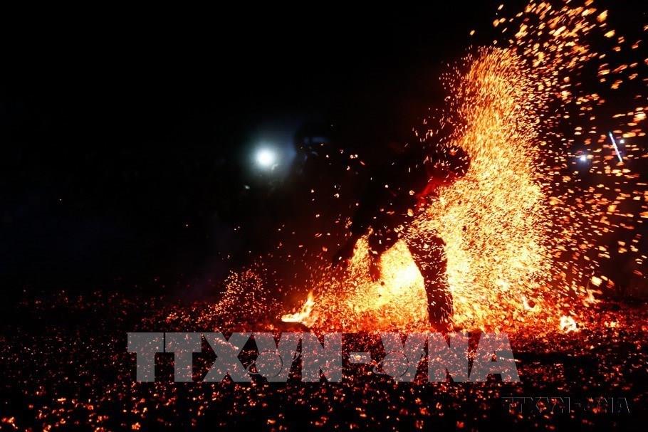 Độc đáo lễ hội Nhảy lửa của người Pà Thẻn - Photo