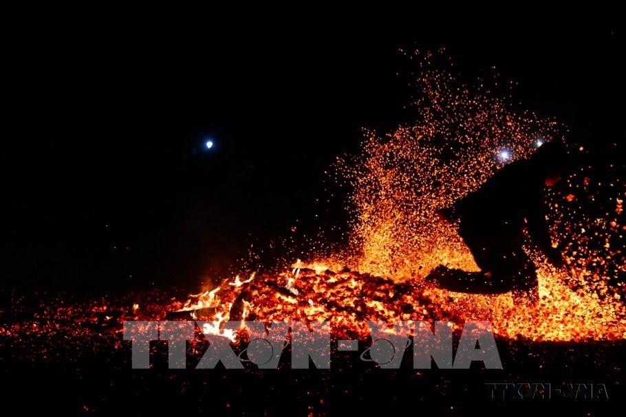Độc đáo lễ hội Nhảy lửa của người Pà Thẻn - Photo